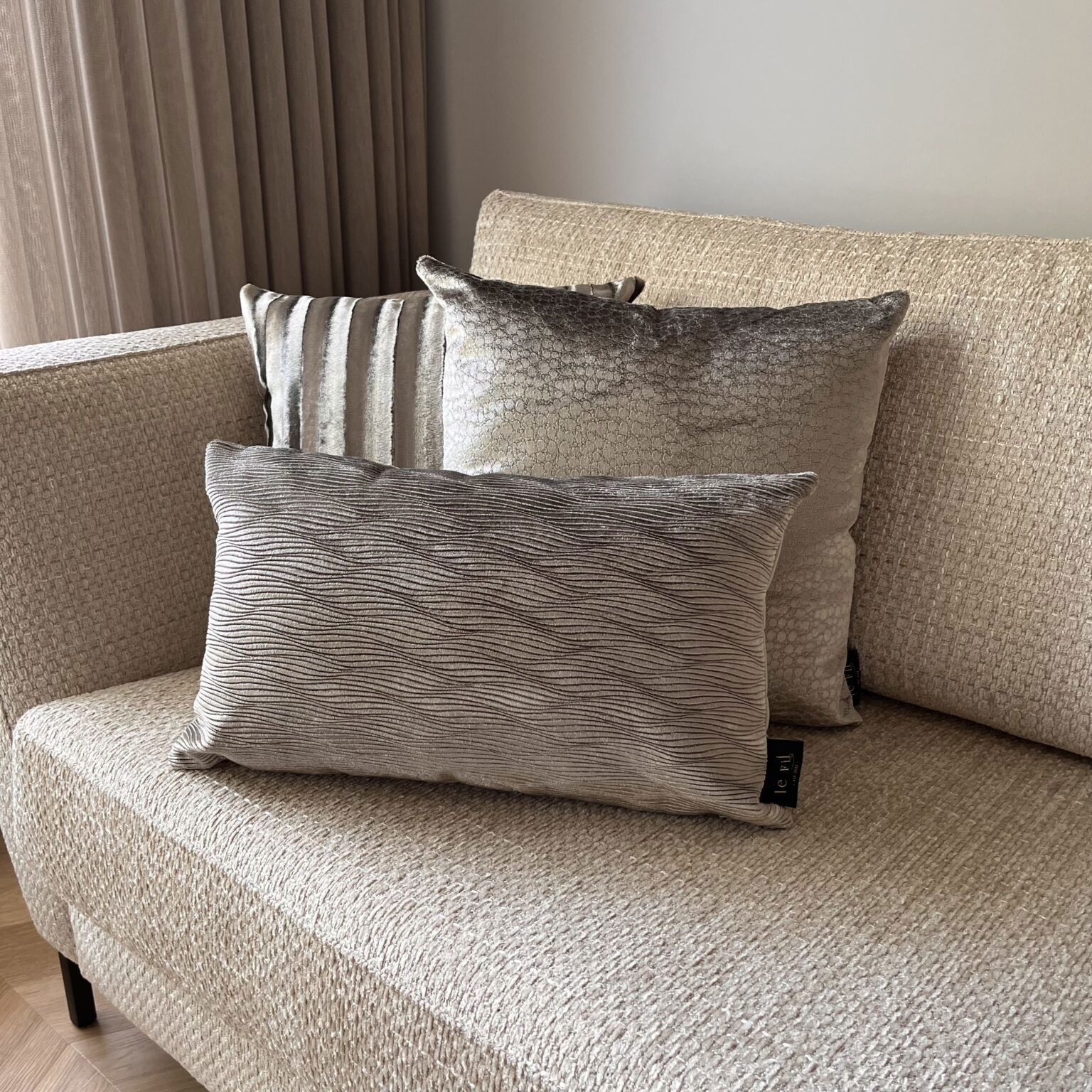 Sierkussen Penelope Taupe – Luxueuze velours croco stof - Le Fil